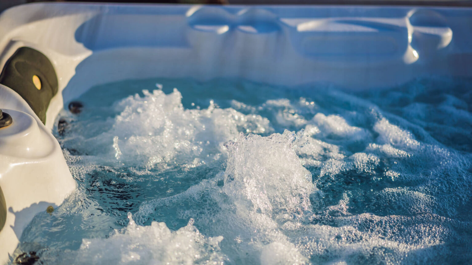 Hot Tub Vs. Jacuzzi Vs. Spa: Is There a Difference? | Aqua Leisure